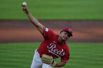 Suárez homers twice and drives in 6 to back Burns as Reds rout Mets 12-0