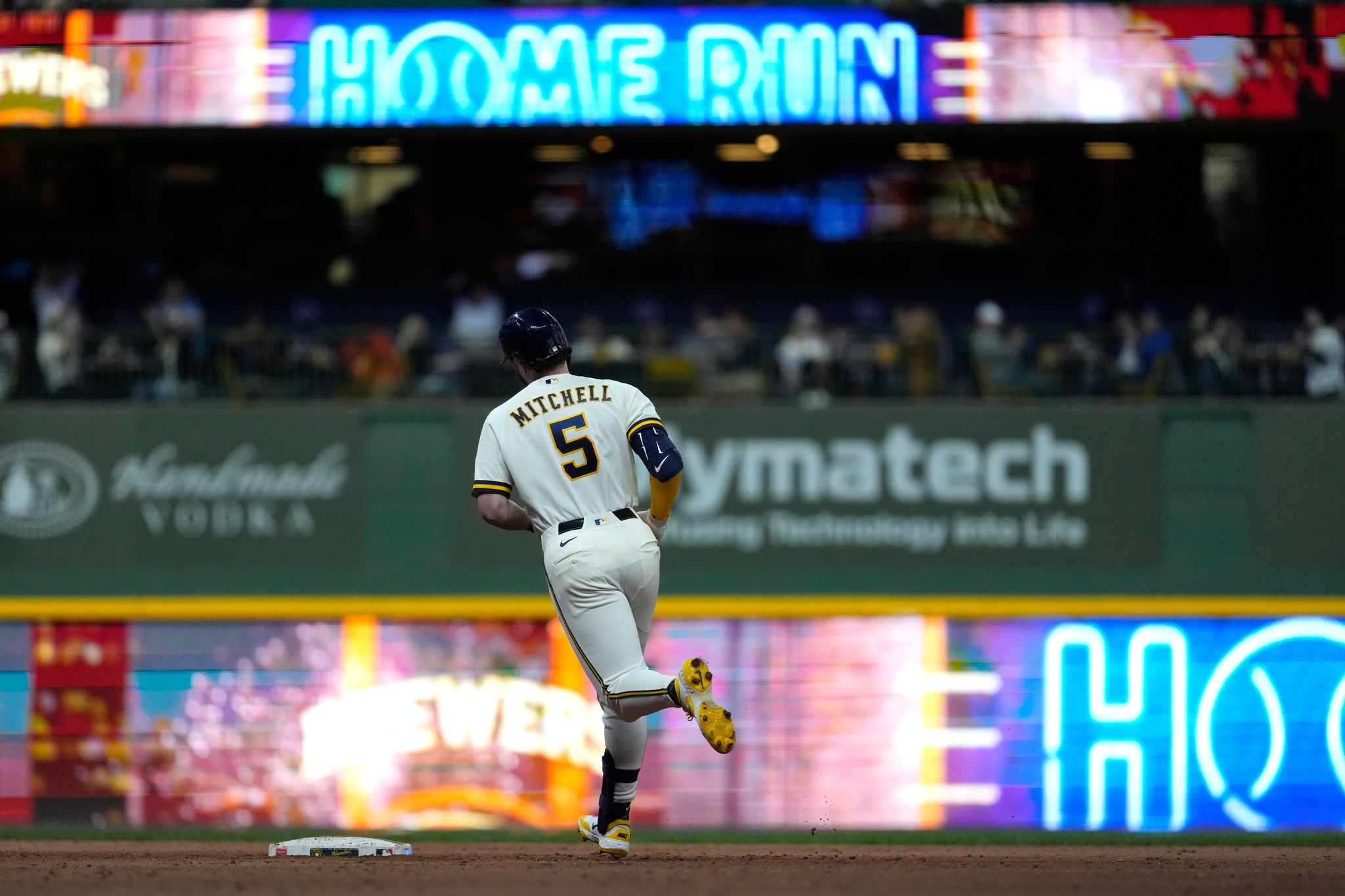 Mitchell, Turang hit homers to pace Milwaukee past Cleveland 2-1