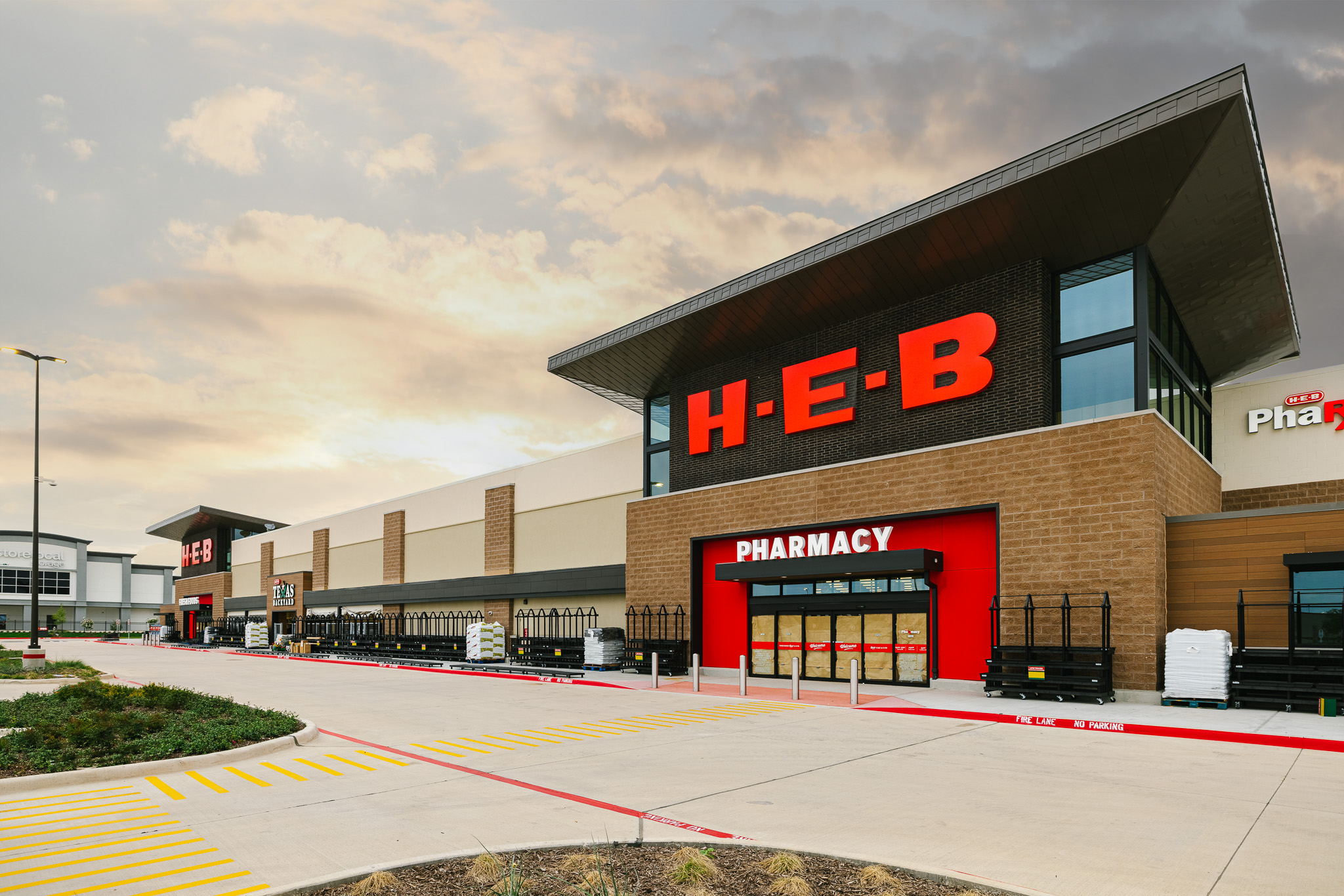 First H-E-B in North Texas suburb draws campout crowd