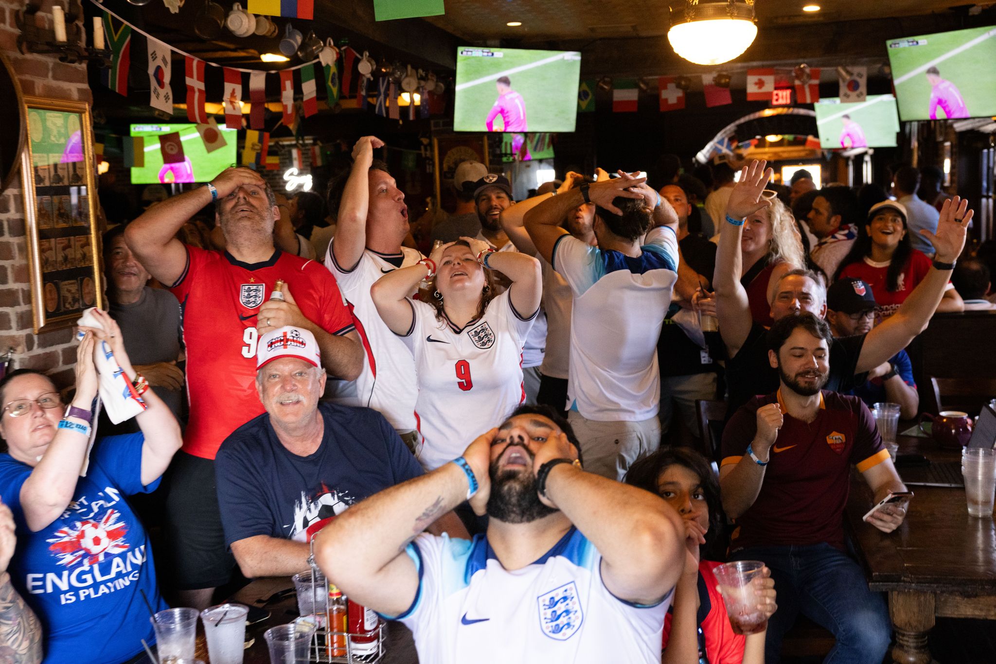 5,000 beers: England fans celebrate World Cup at Dallas pub Tuesday