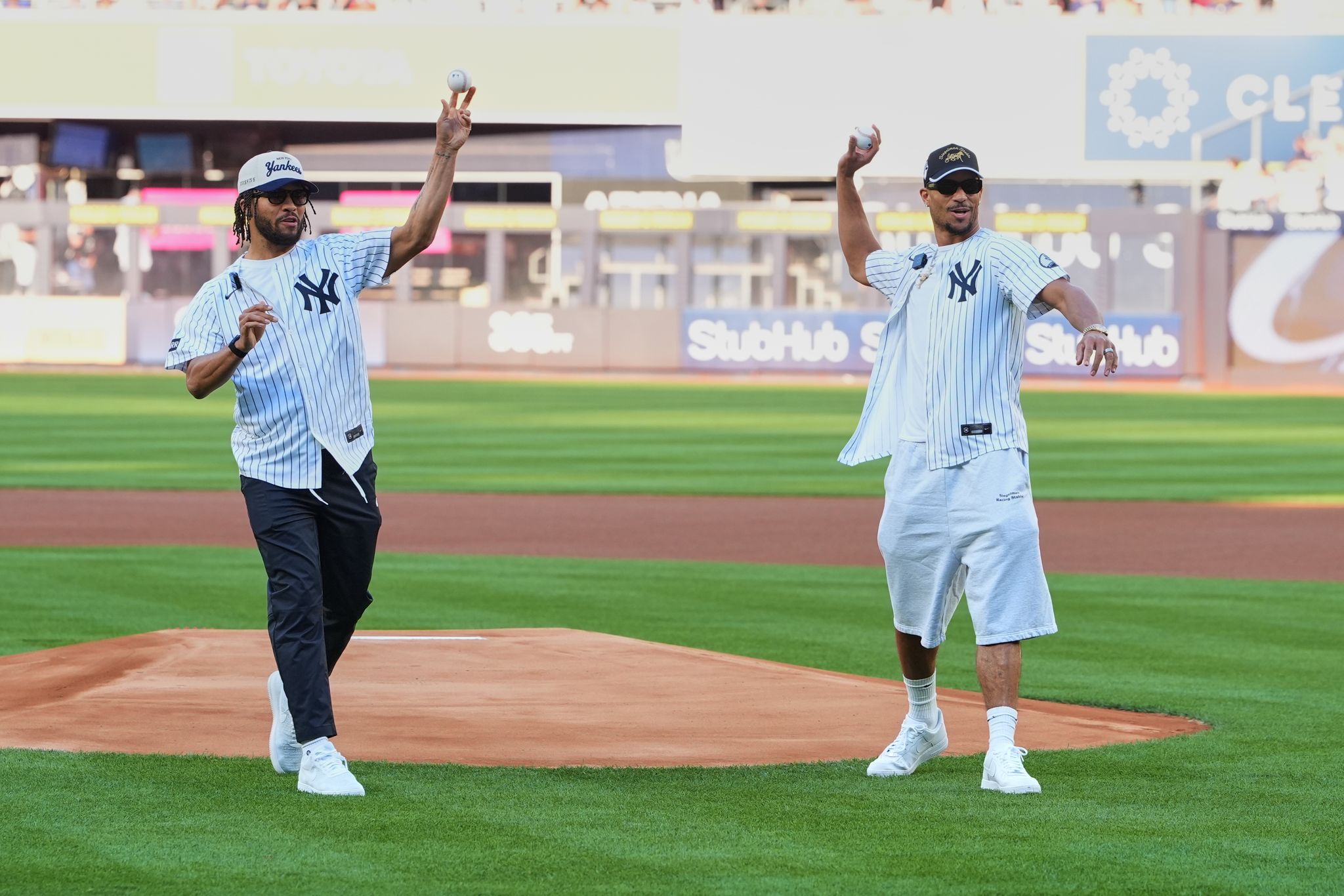 Brunson and Hart throw out first pitches at Yankee Stadium as Knicks ...