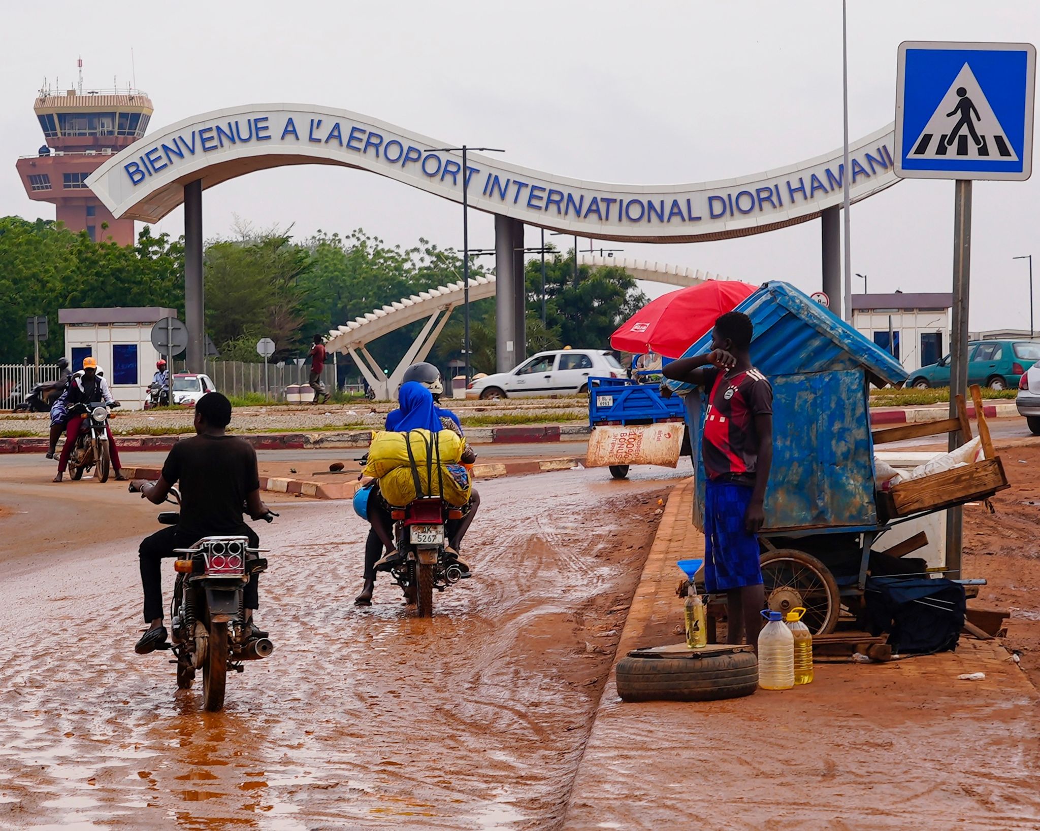 Gunmen attack Niger airport, killing 11 soldiers and 2 civilians ...