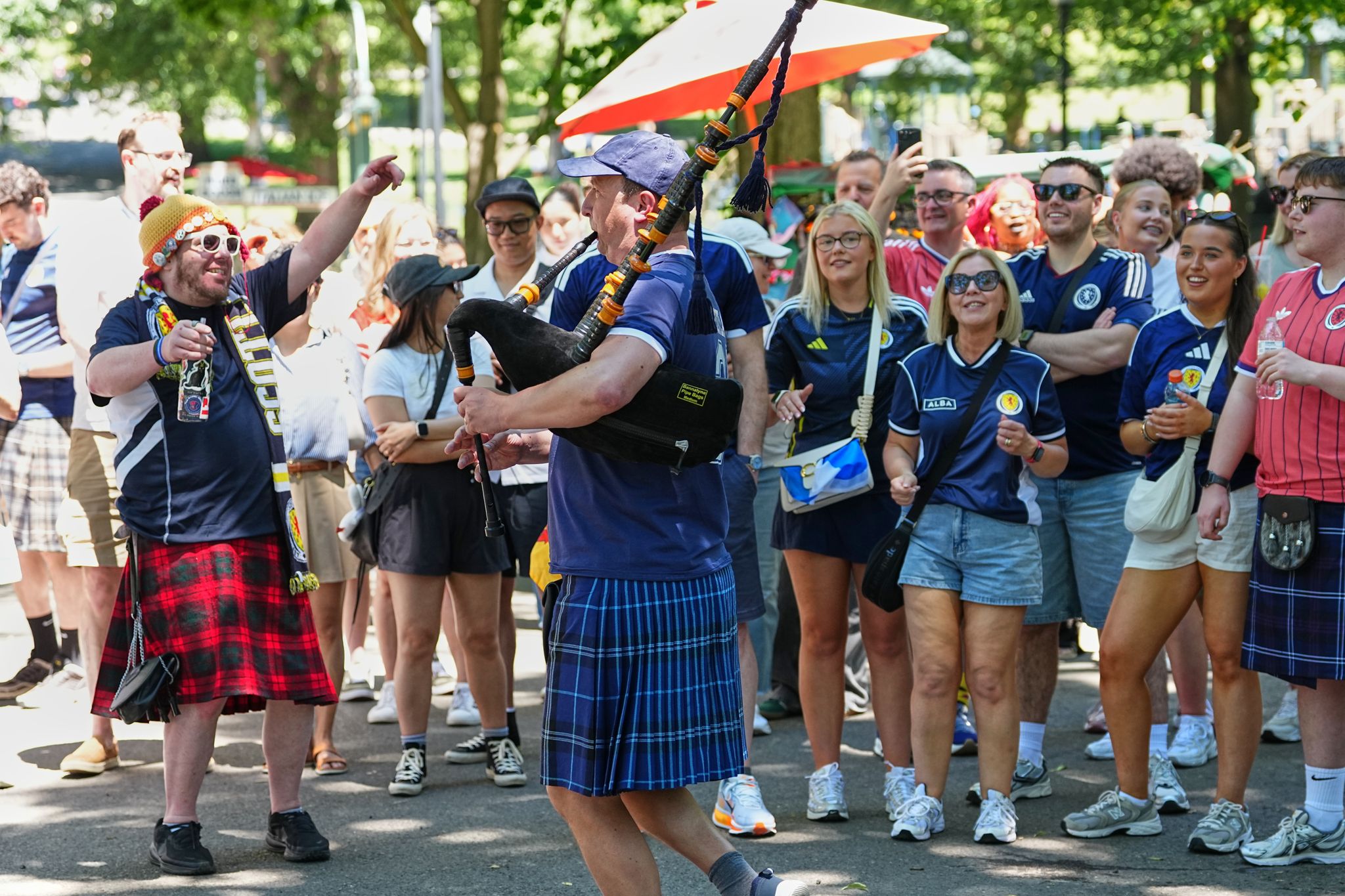 Aficionados de Escocia invaden Boston por el Mundial y los bares no se ...