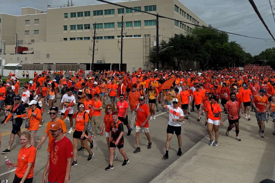 Houstonians, Dutch fans bond as fabled Oranje Walk takes over the city
