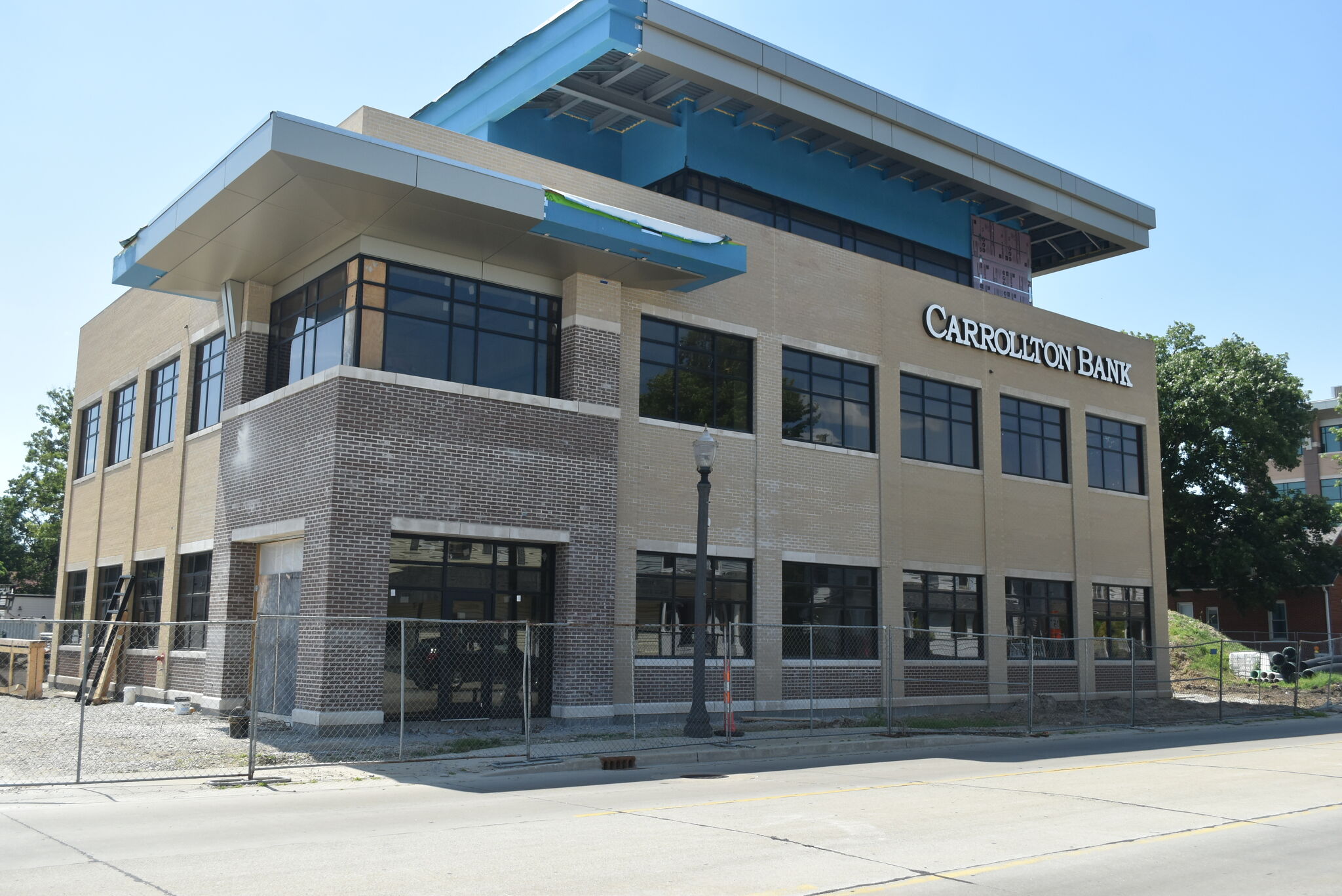 New Carrollton Bank building nearly complete in Edwardsville