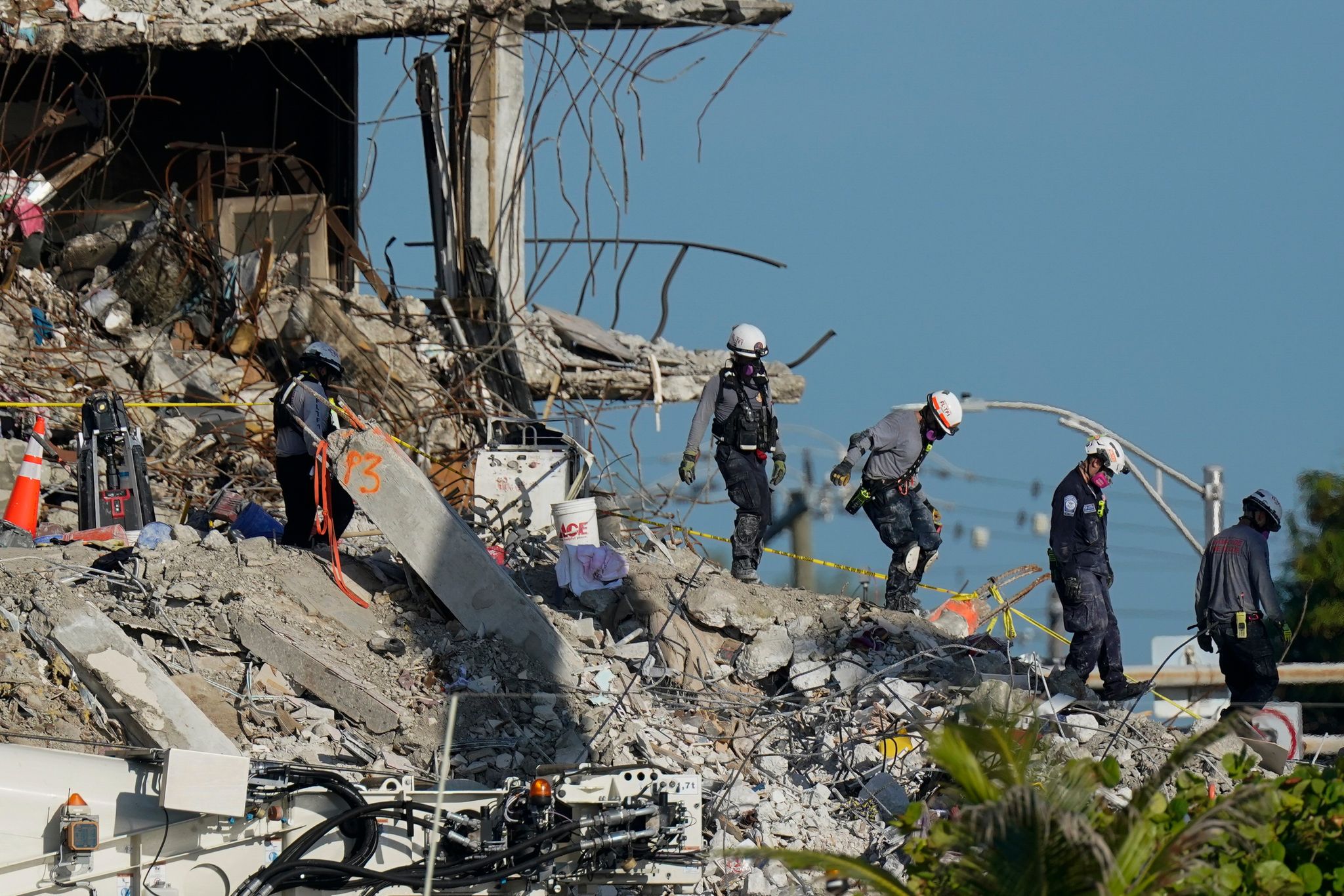 A deadly collapse at a Florida condo happened slowly over several weeks ...