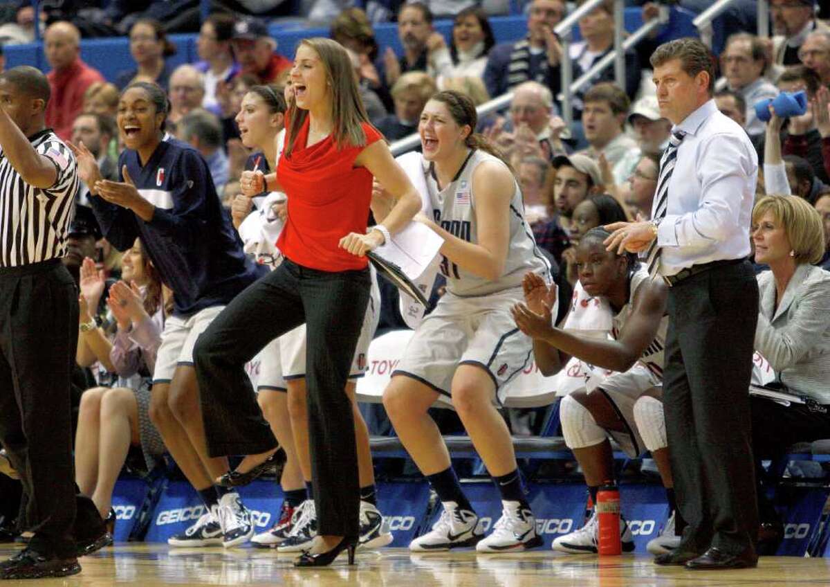 Record-setting 89th straight: UConn routs Florida State