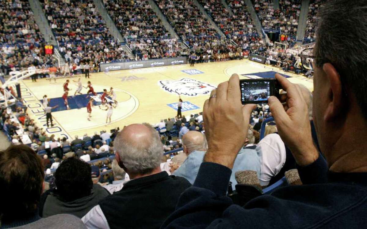 Record-setting 89th straight: UConn routs Florida State