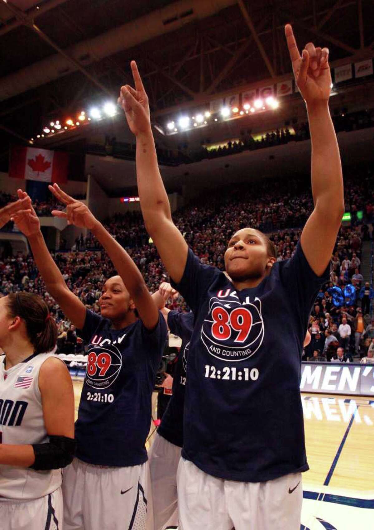 Record-setting 89th straight: UConn routs Florida State