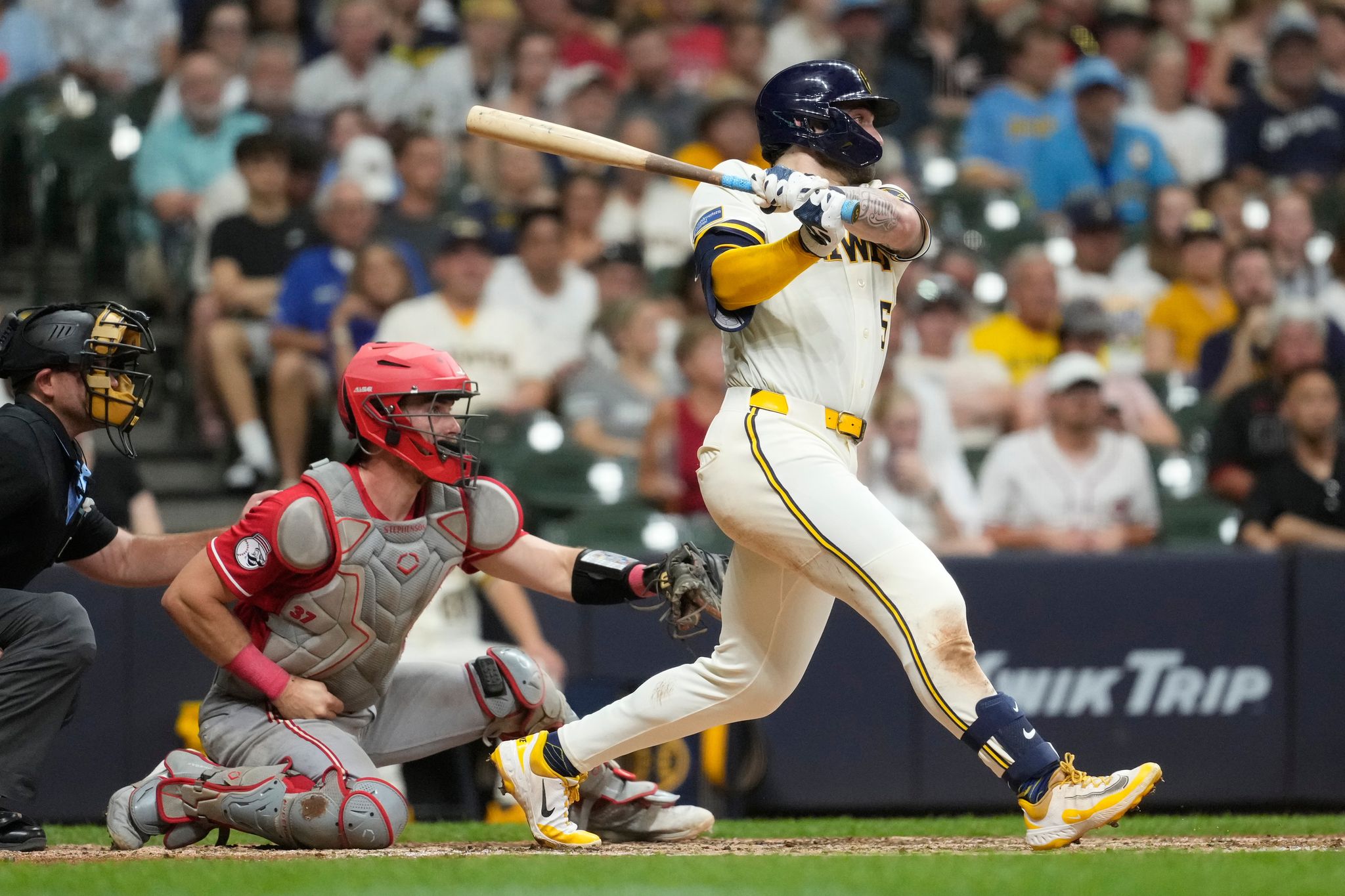Mitchell triples in the go-ahead run in the 7th in the Brewers' 4-2 win ...