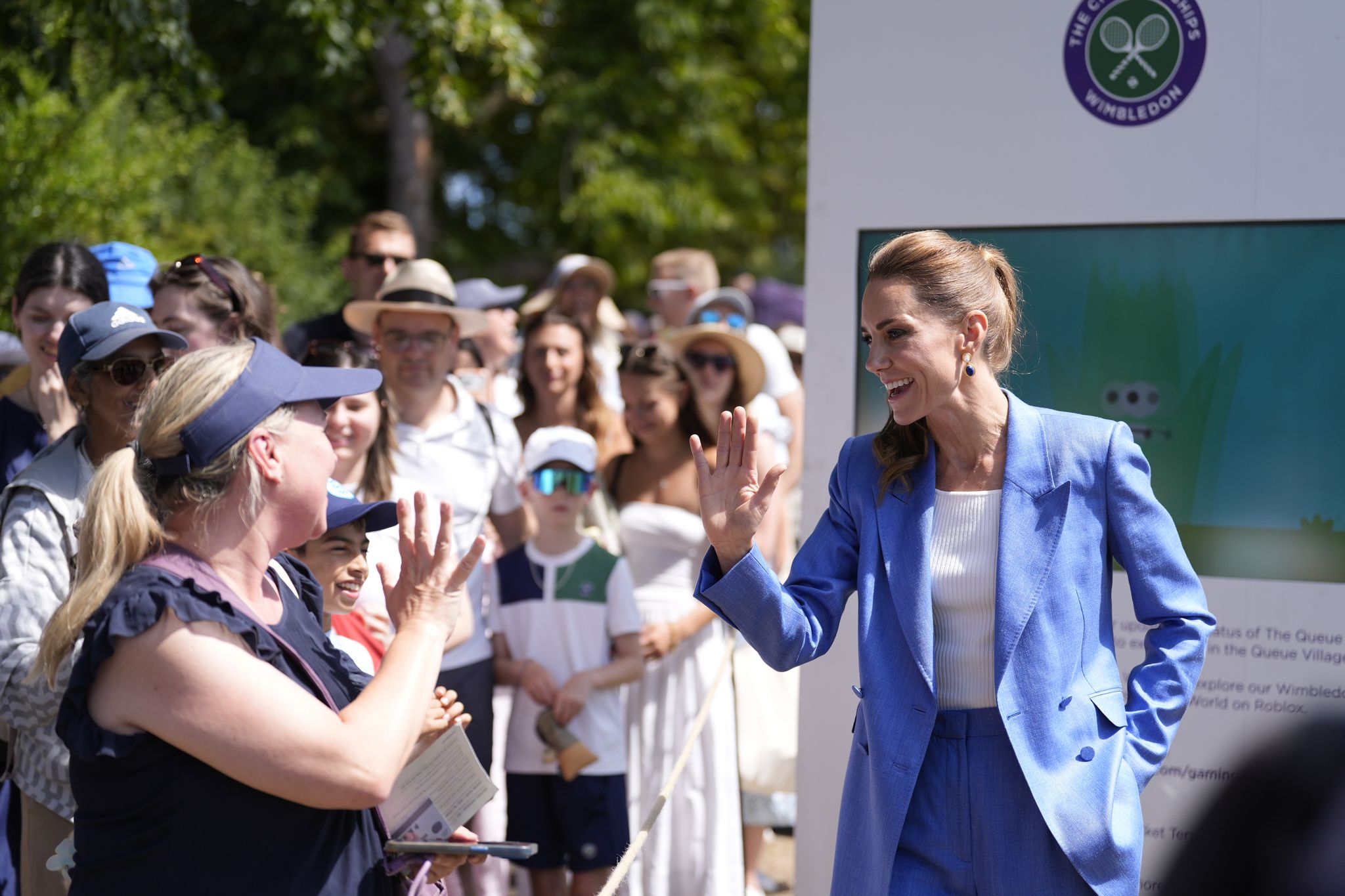 Princess Kate returns to Wimbledon and greets tennis fans lining up in ...