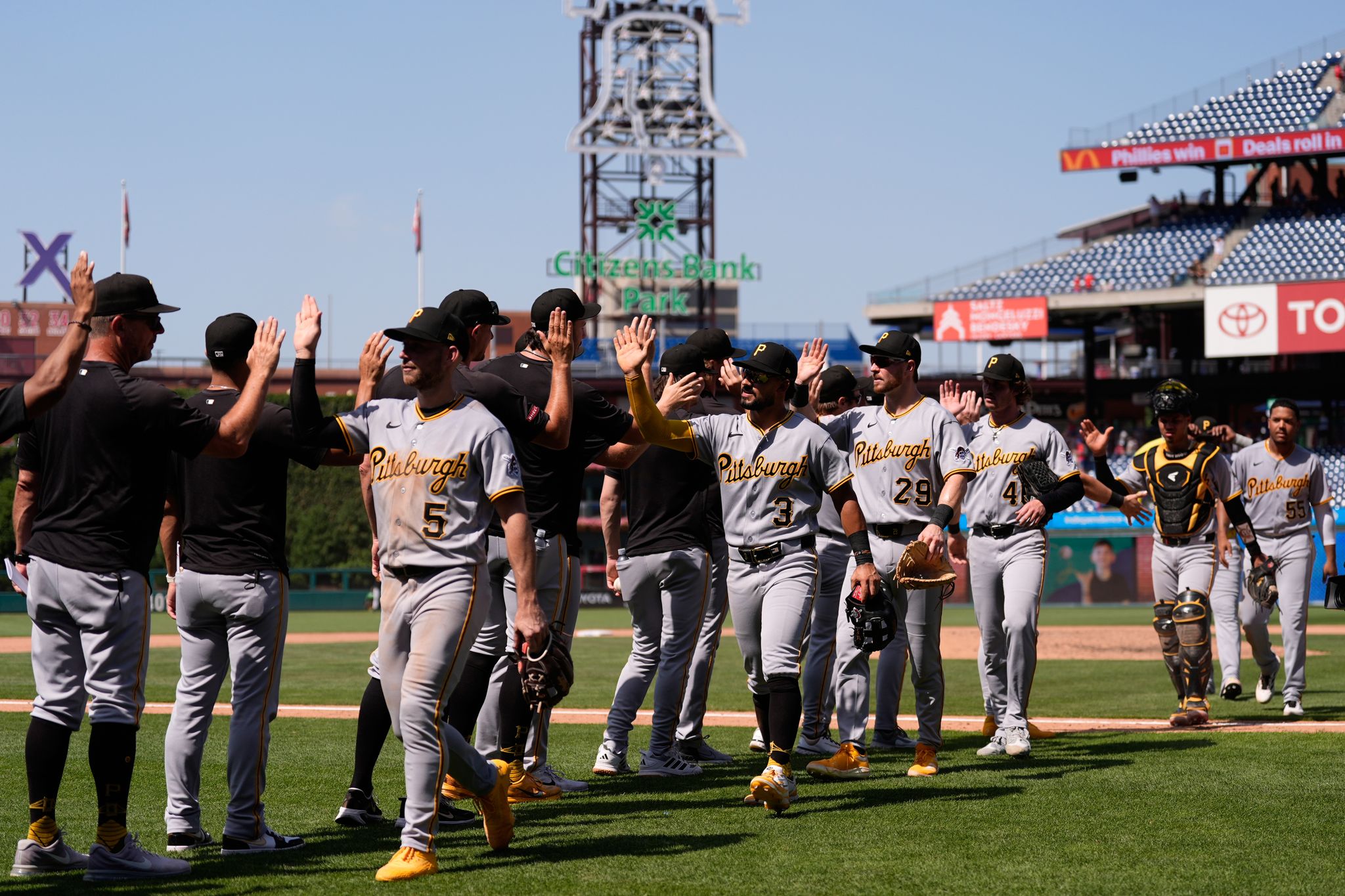 Valdez helps Pirates beat Phillies 6-1 to split their four-game series