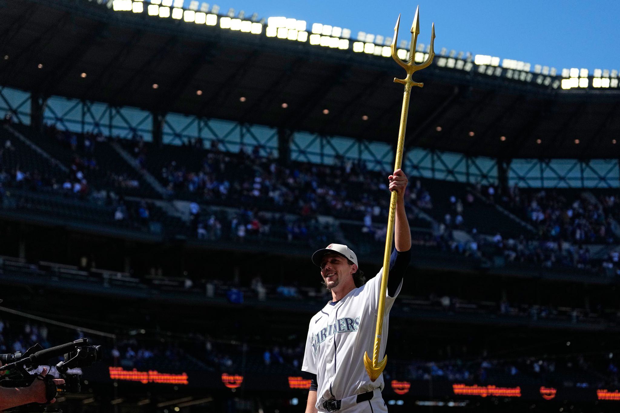 Mariners rout Blue Jays 11-0 as Logan Gilbert allows 1 hit over 7 1/3 ...