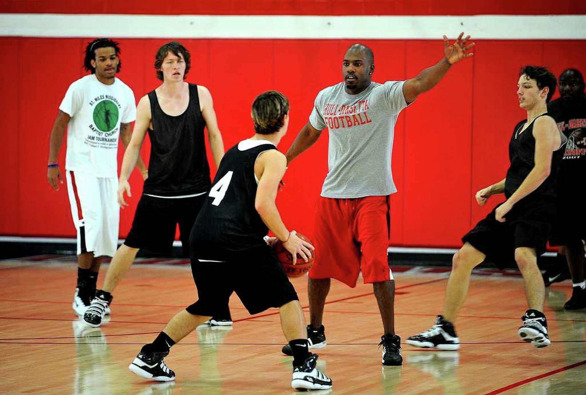 Hull-Daisetta basketball coach nets quick results