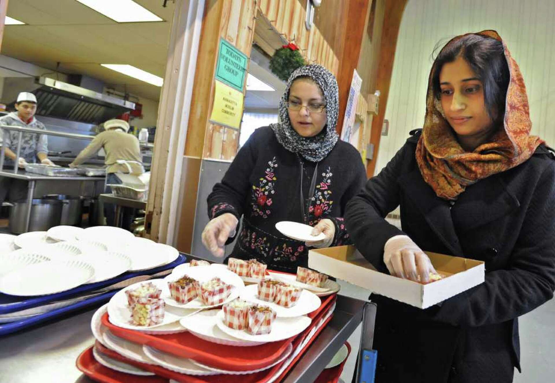Photos: Muslim community helps for Christmas