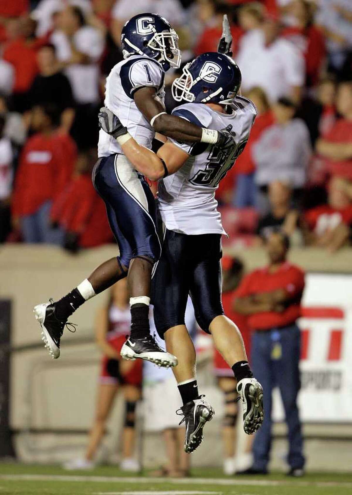 UConn's Lutrus battles back from stingers to make impact