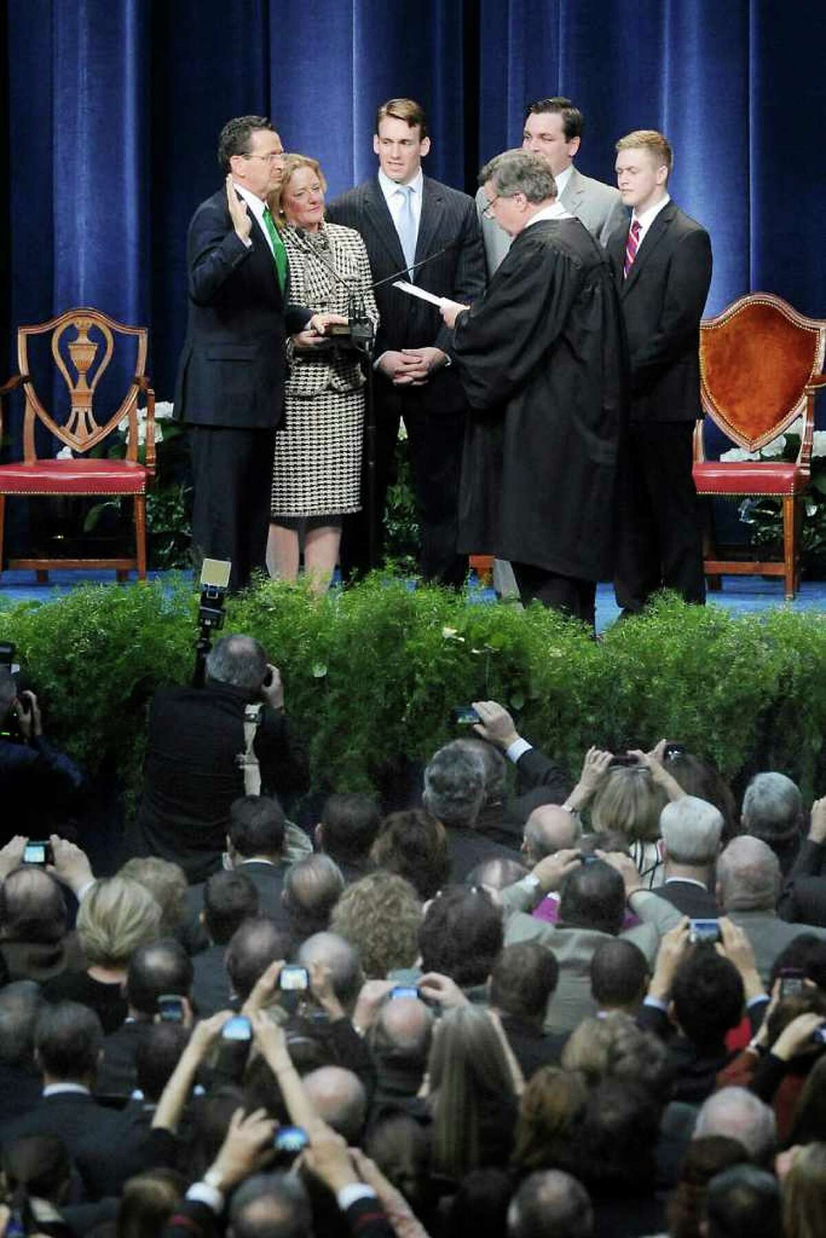 Malloy takes oath as governor at 'crossroads of crisis and opportunity'