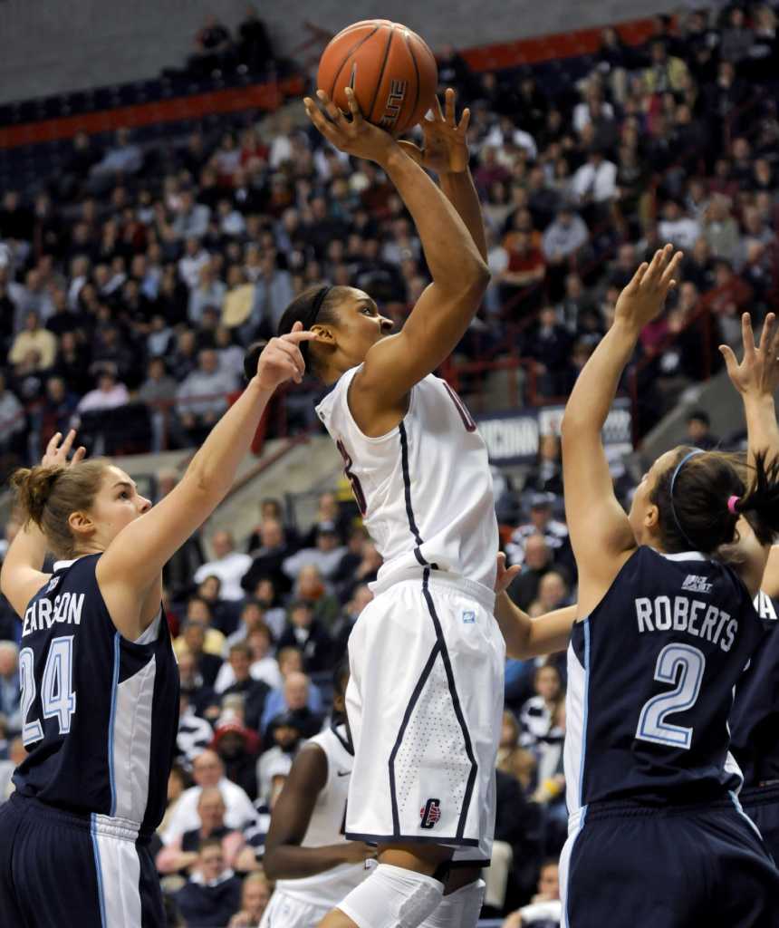 UConn women back on track, rout Villanova