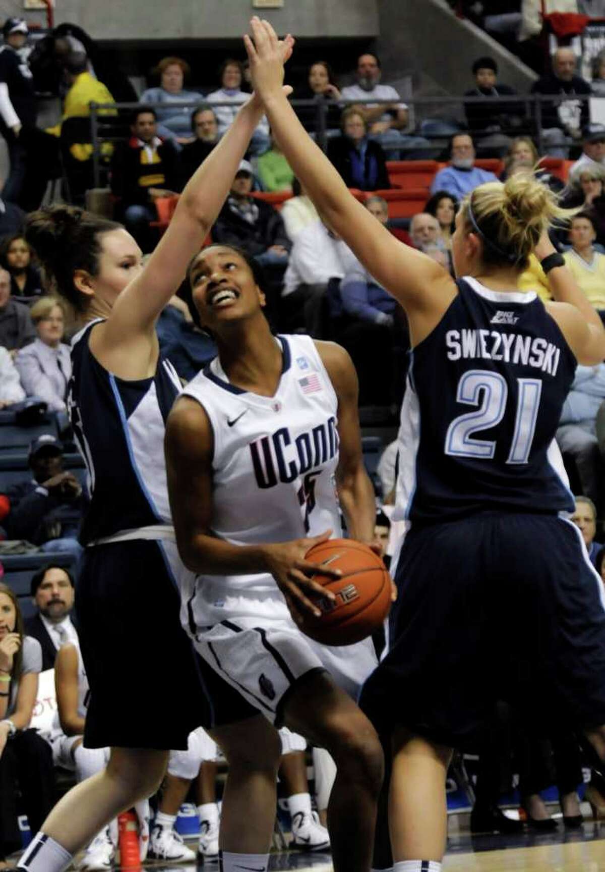 UConn women back on track, rout Villanova