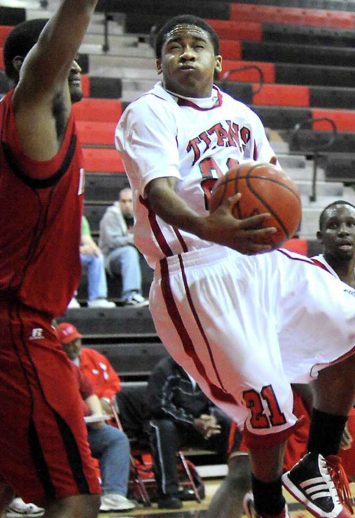 Memorial boys basketball beats Cleveland in final non-district game