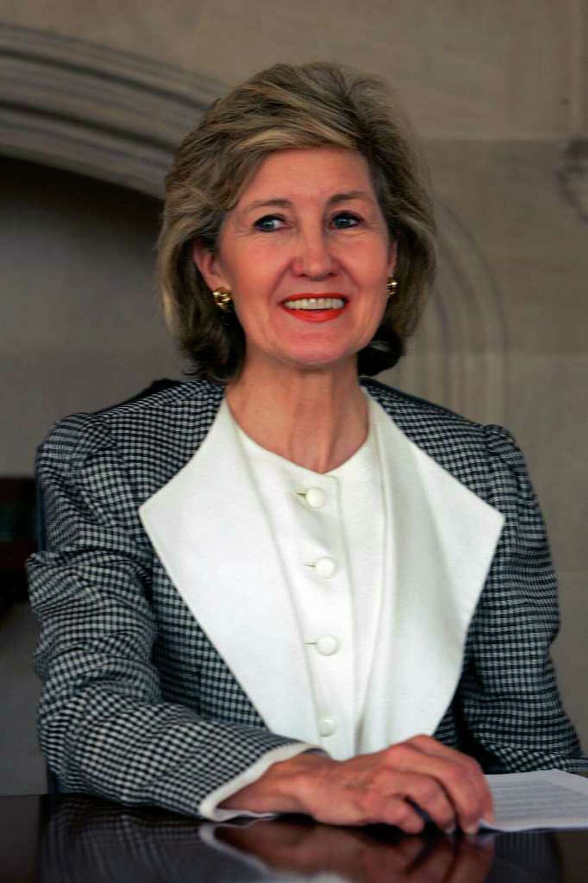 Husband of ex-Sen. Hutchison dies at age 81