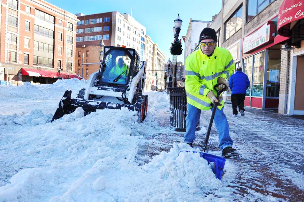 Work crews continue city snow removal efforts