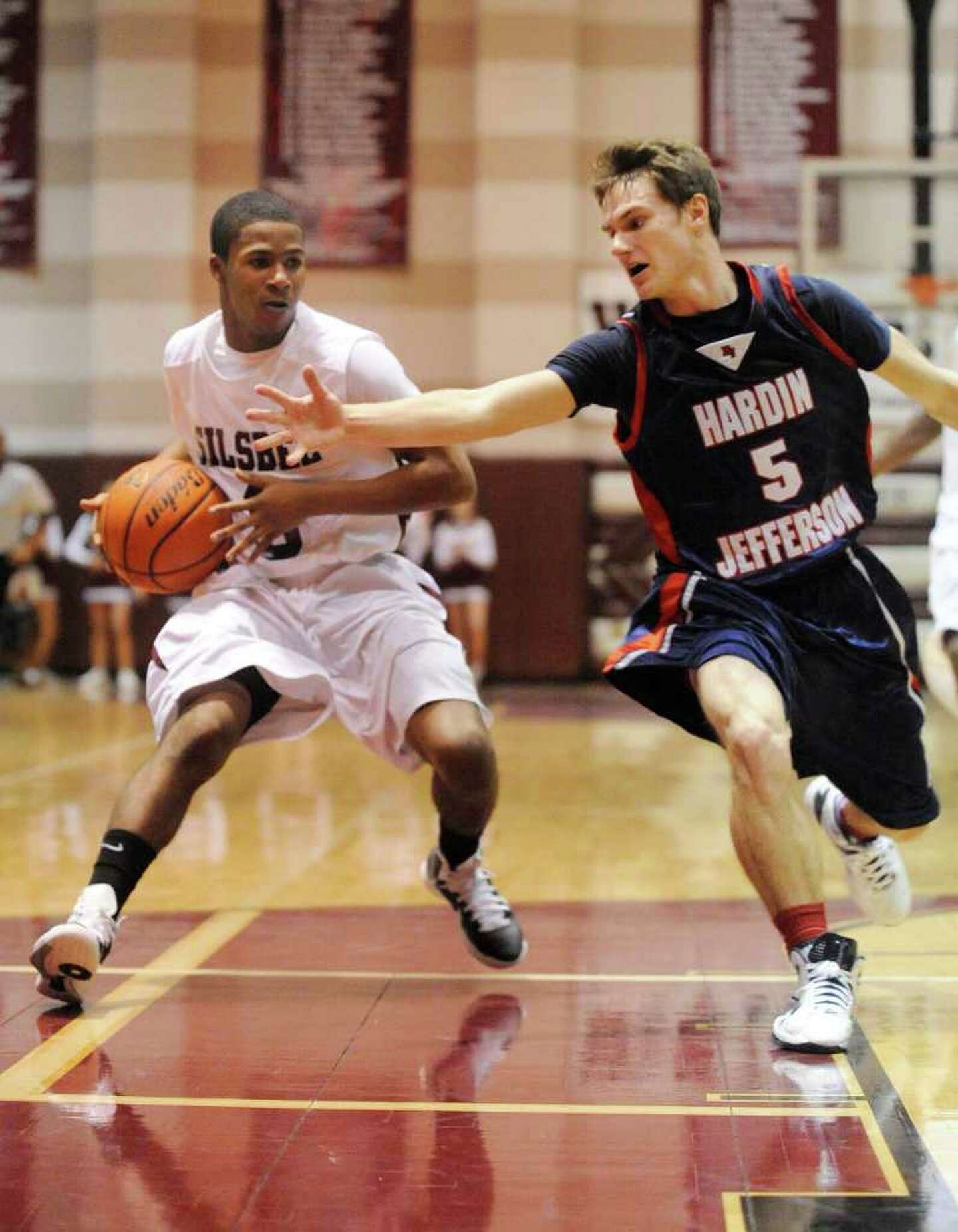 Silsbee boys basketball team pulls away from Hardin-Jefferson late