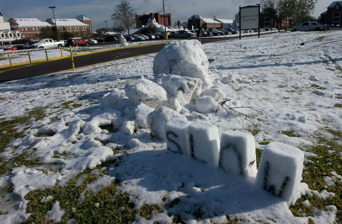 Southeast Texas enjoys, struggles with snow