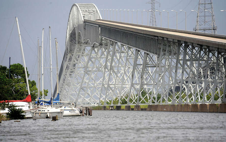 1957 photo of painters atop Rainbow Bridge shows level of danger ...