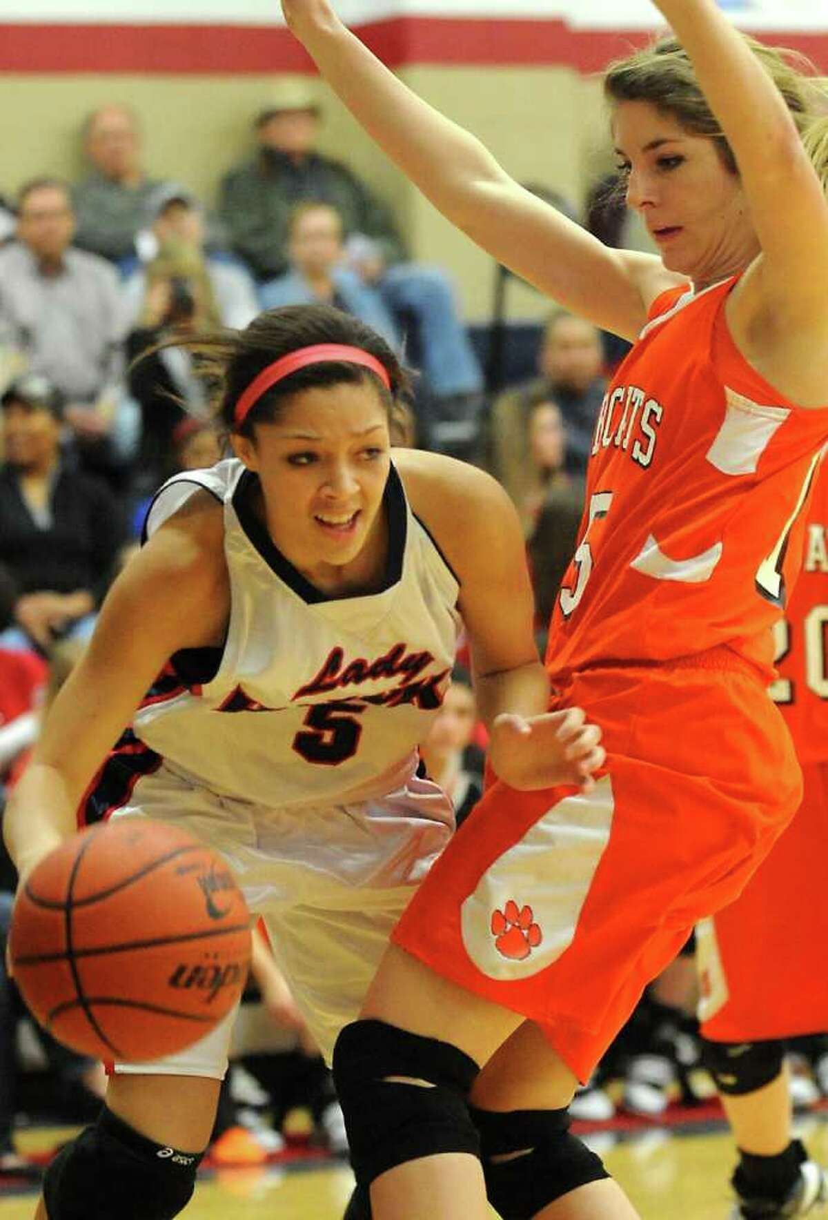 Hardin-Jefferson girls basketball team beats Orangefield