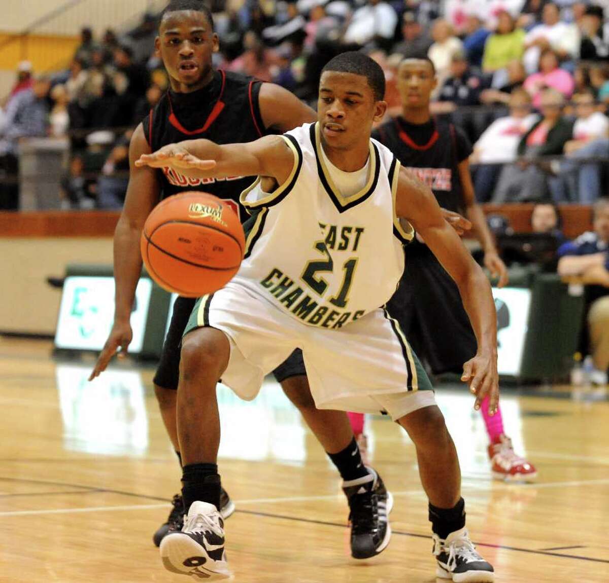 East Chambers pulls out win over rival Kountze