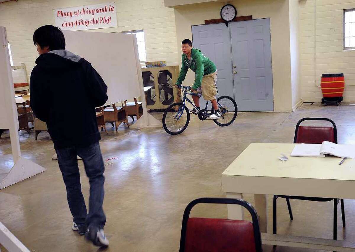 Culture class: Vietnamese teens keep heritage alive by learning language