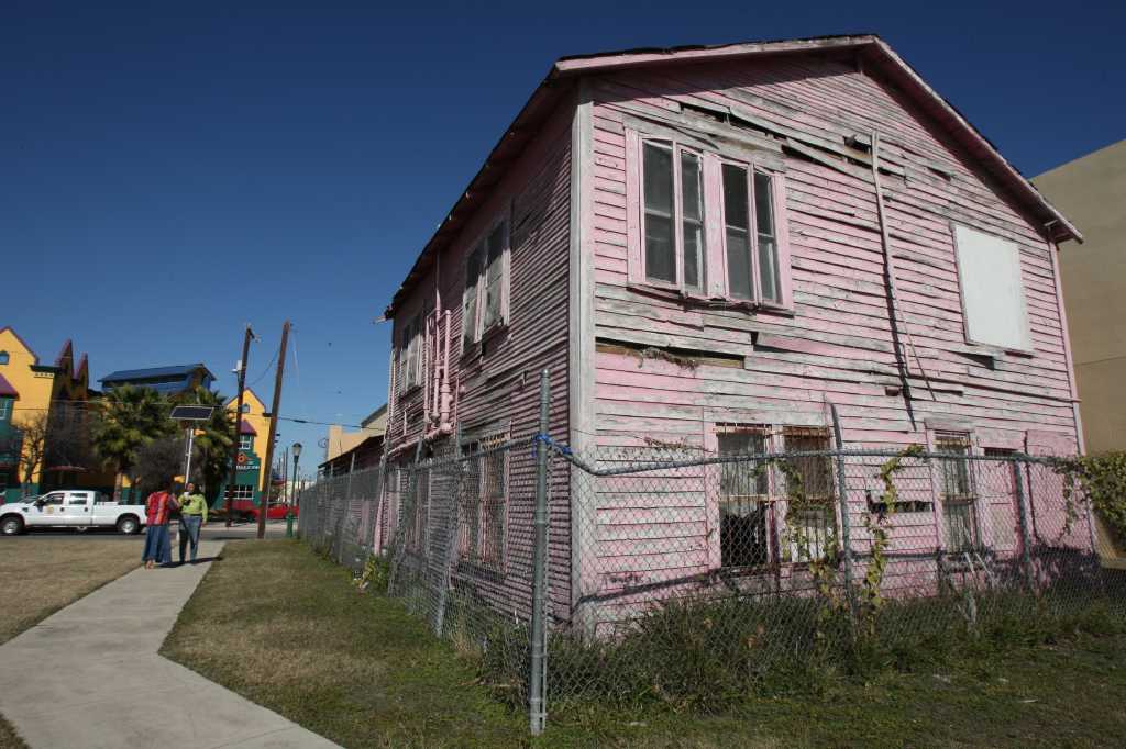 Guadalupe association votes to demolish ‘pink' building