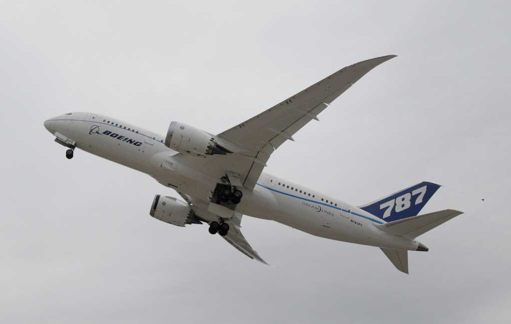 FAA: 787 safe but review planned