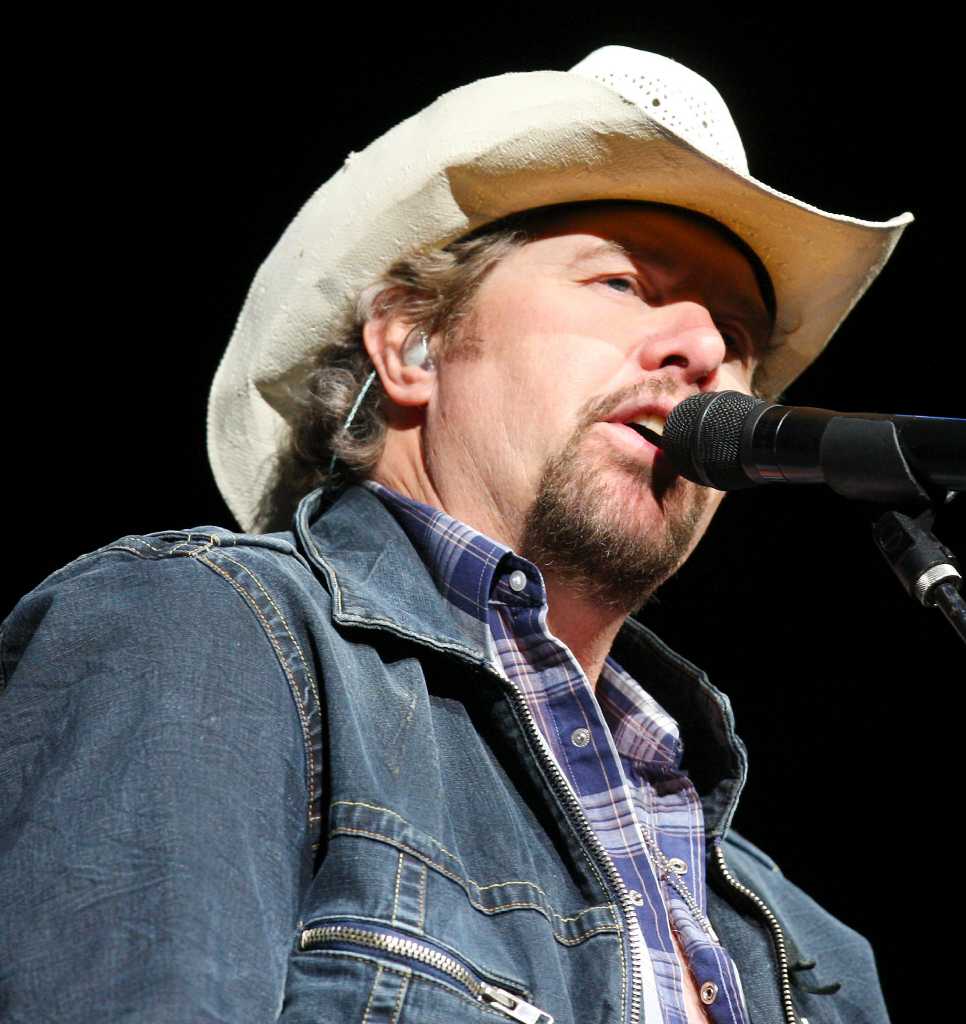 Review: Keith brings outlaw ballads and beer joint music to AT&T Center