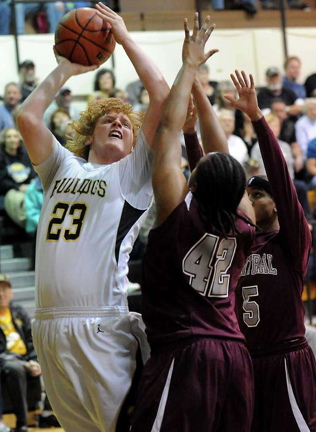 Nederland boys beat Central, stay perfect in 20-4A