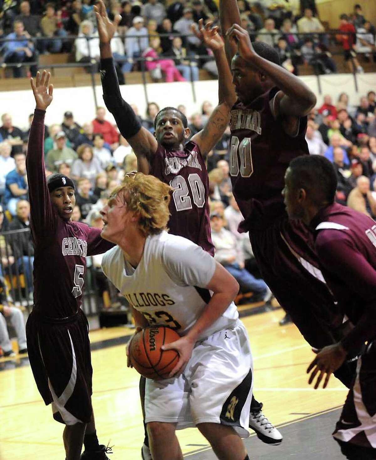 Nederland boys beat Central, stay perfect in 20-4A