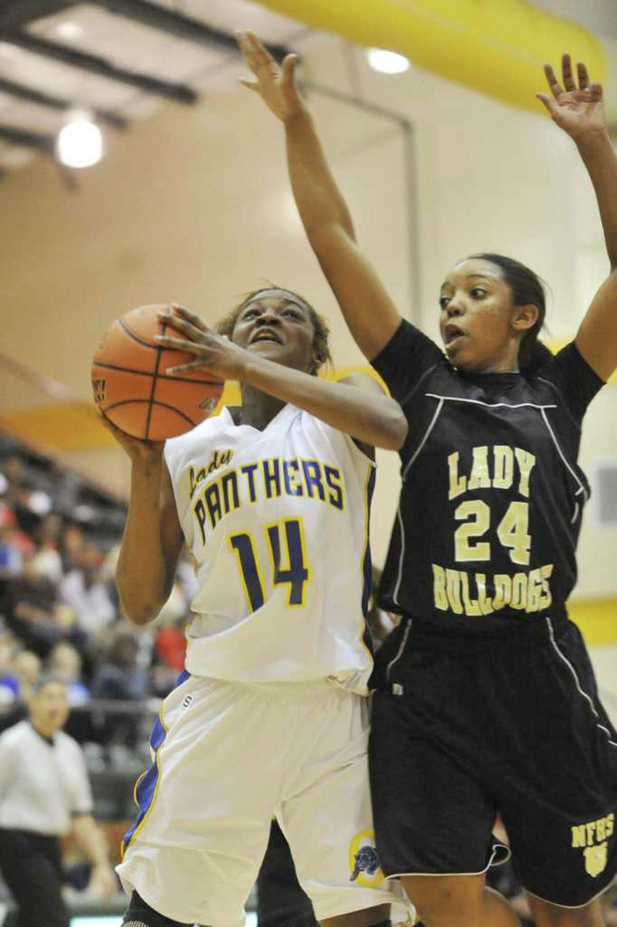 Ozen girls basketball team makes it look easy in playoff opener
