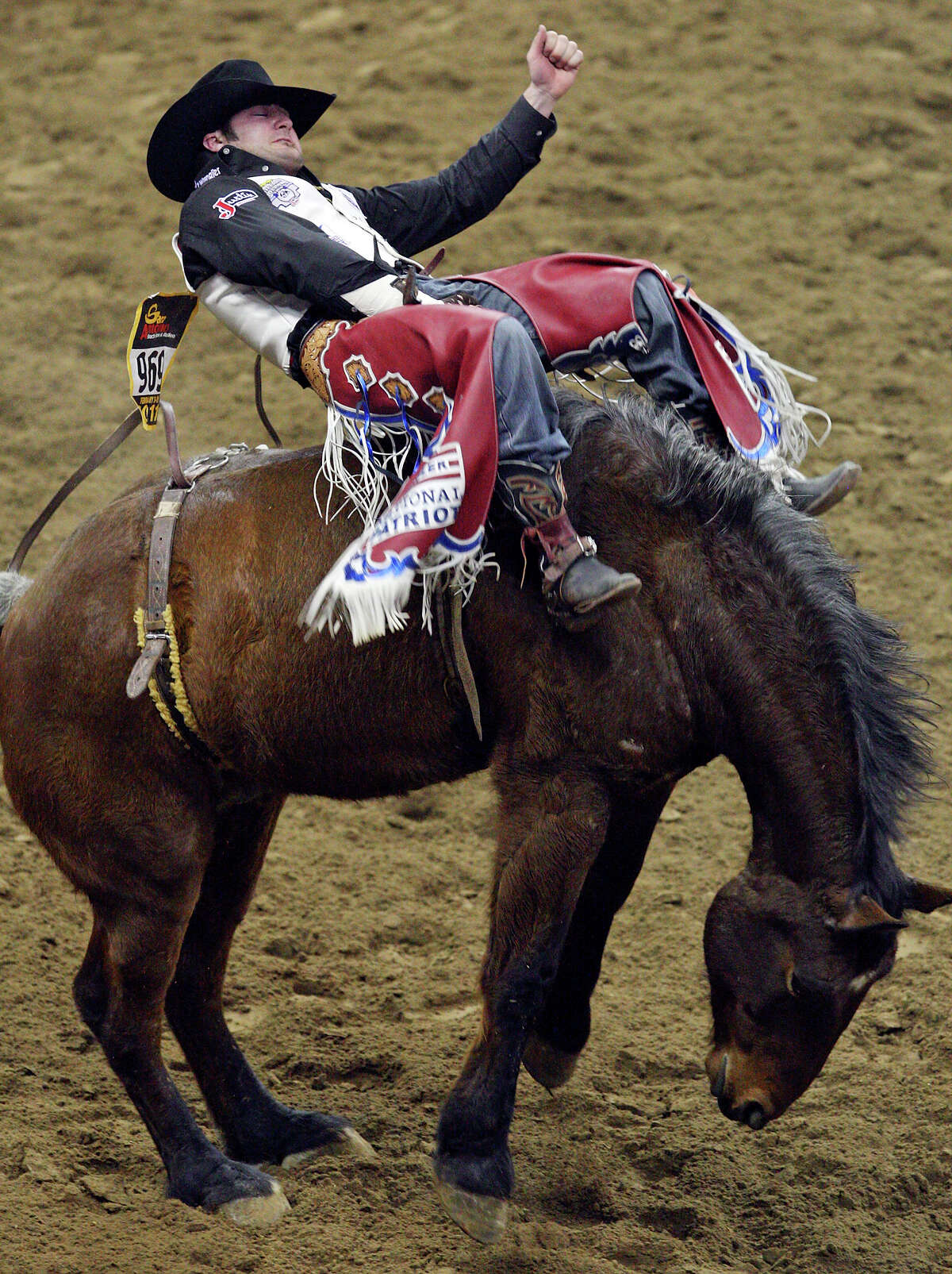 Feild dusts S.A. rodeo field to win bareback event