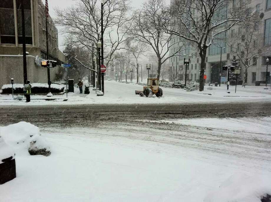 Winter weather creates snowy, slick roads for morning commuters ...