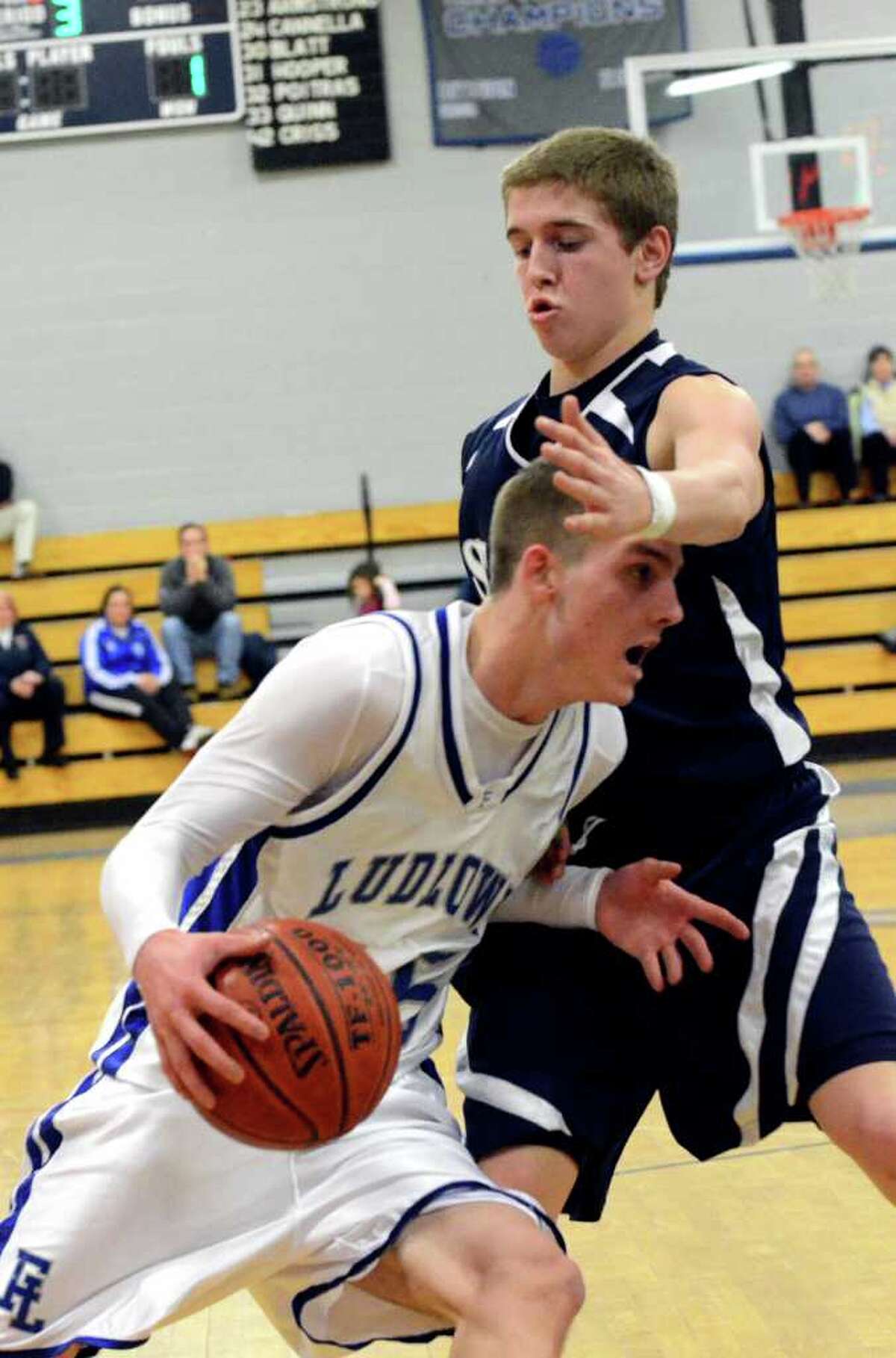 Staples eliminates Ludlowe boys basketball from FCIAC playoff contention