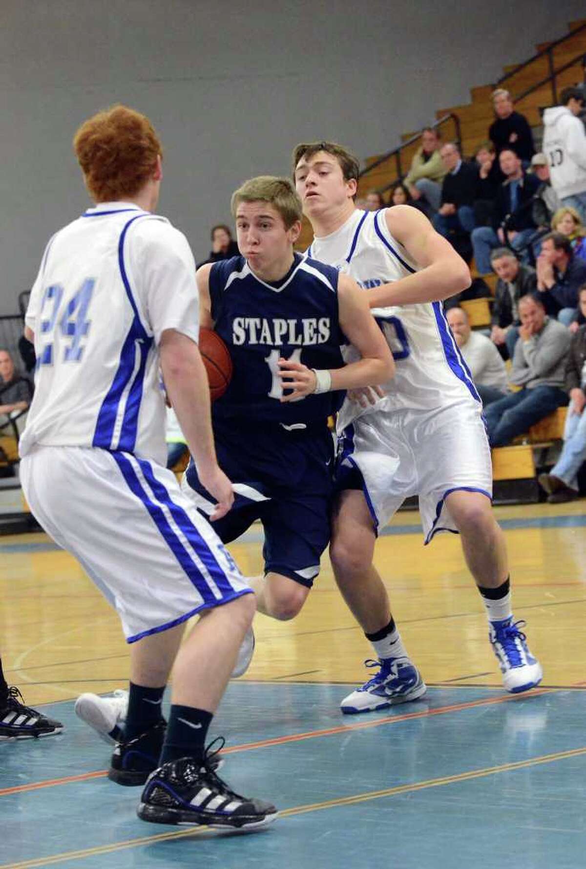 Staples eliminates Ludlowe boys basketball from FCIAC playoff contention
