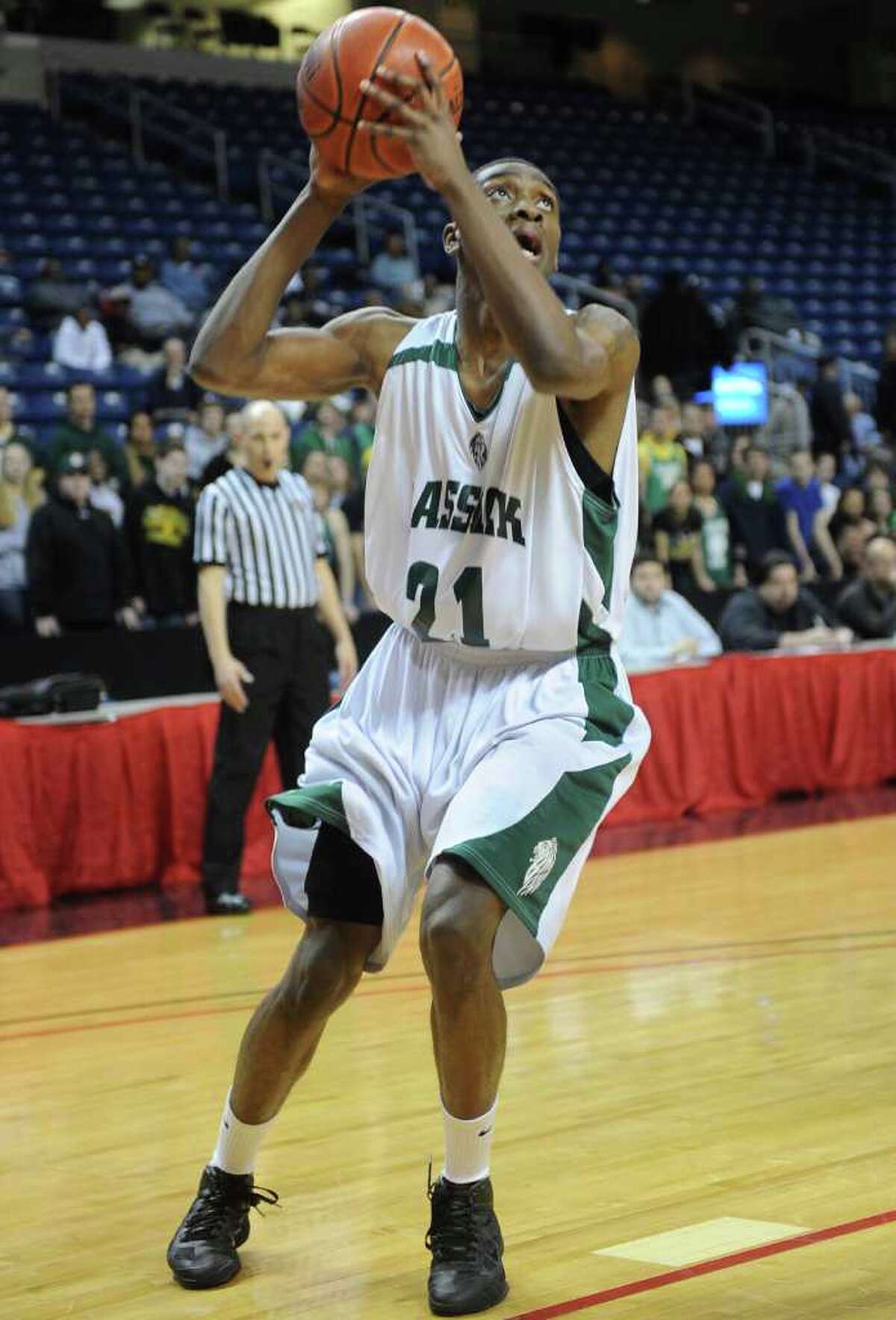Bassick beats Trinity Catholic, advances to FCIAC title game