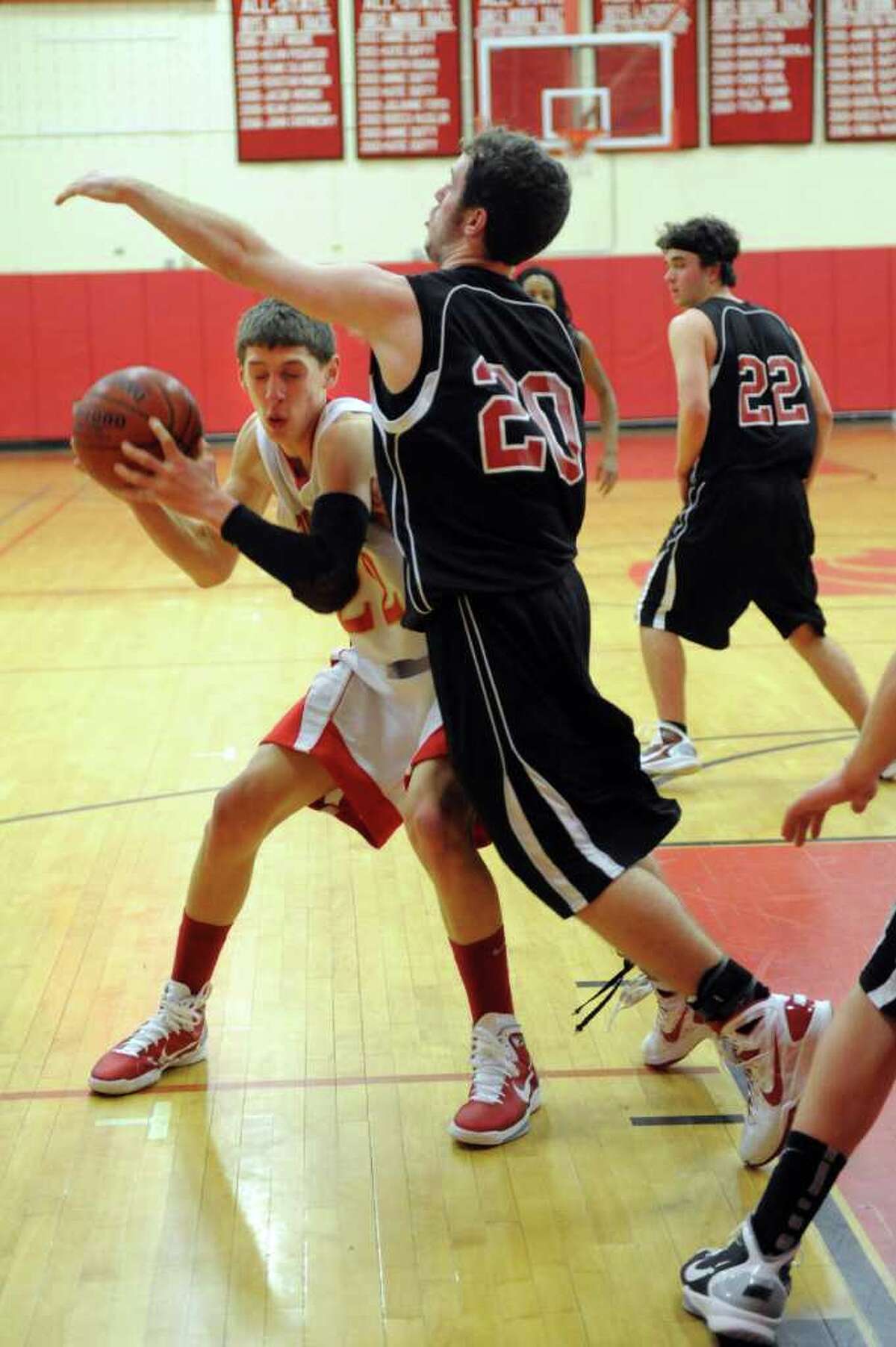 Pomperaug, Notre Dame advance to SWC boys basketball final