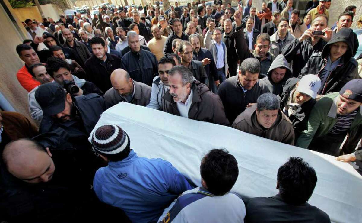 Gadhafi forces win back strategic area