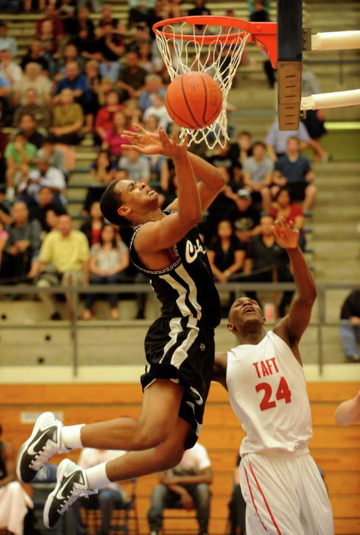 Buzzer-beater lifts Taft over Clark and into semifinals