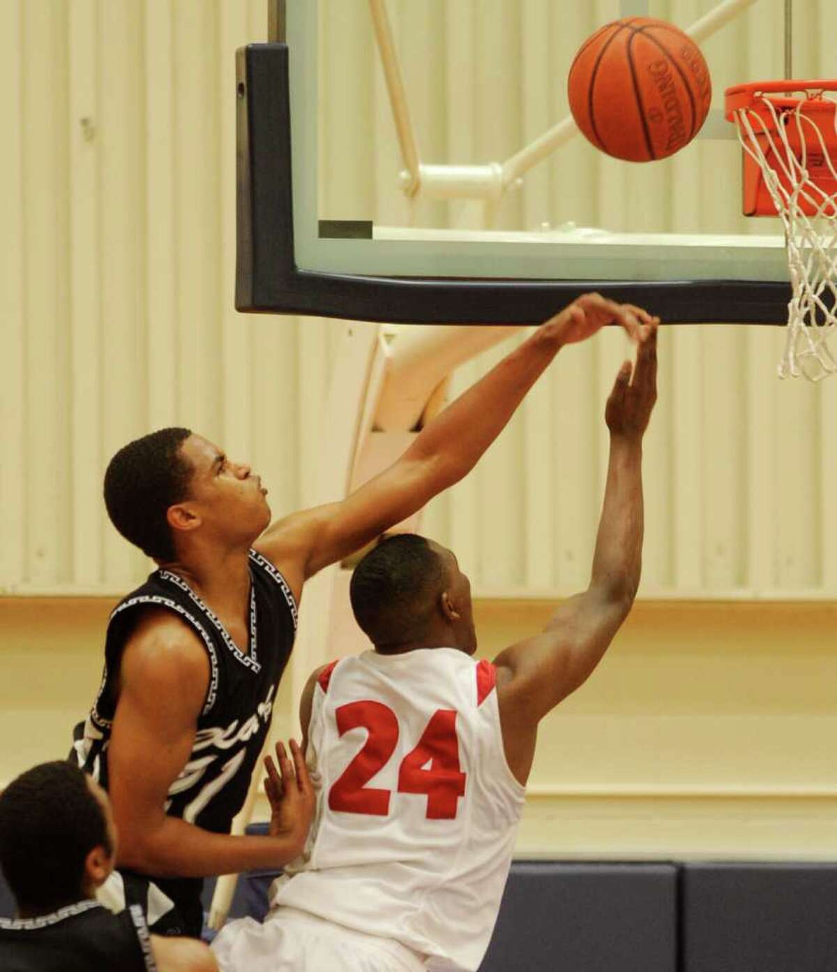 Buzzer-beater lifts Taft over Clark and into semifinals