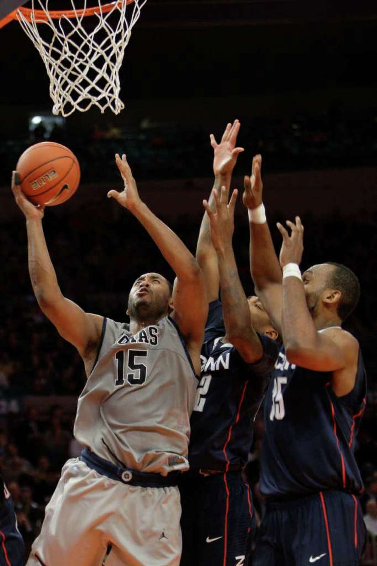 UConn men rout Georgetown, advance in Big East tournament