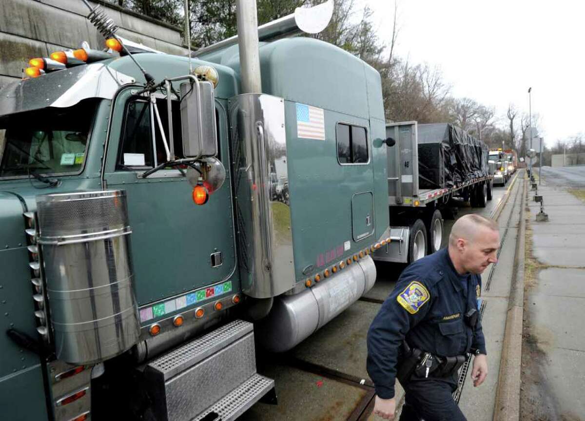 Proposal would replace police with DMV technicians at weigh stations