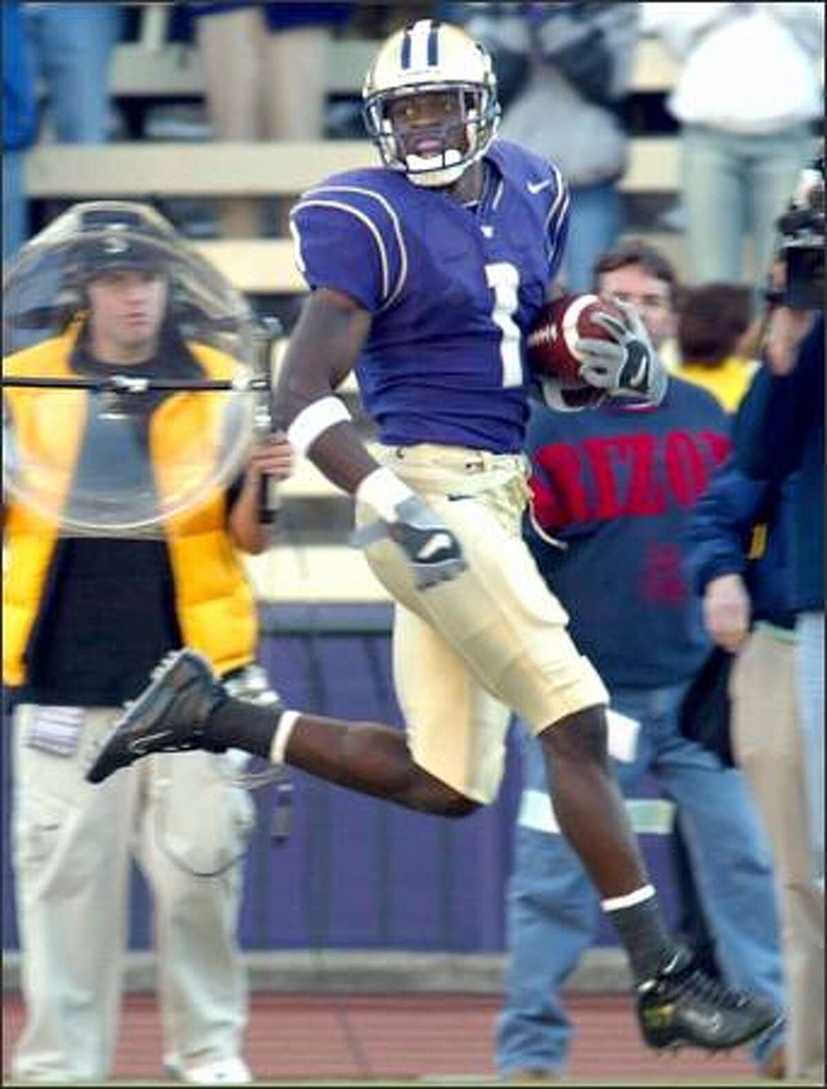 Huskies' Williams reads his coverage, outruns it